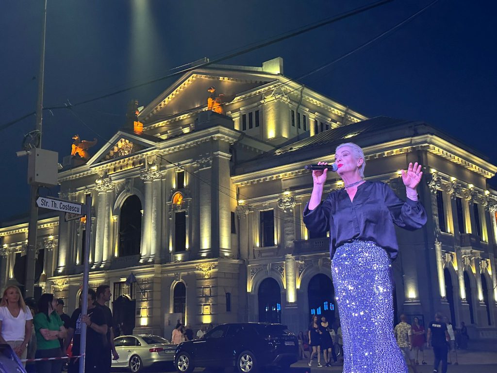 Peste 2.000 de oameni la Severinul Estival: Monica Anghel a strălucit ...